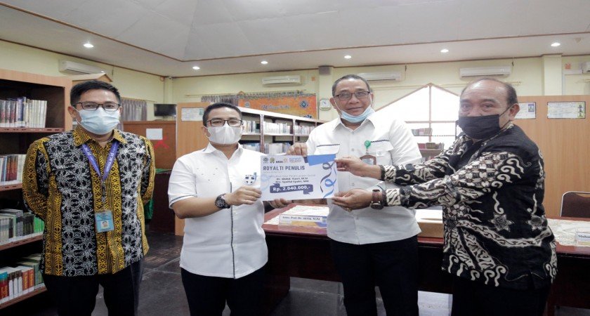 Rektor UMSU Serahkan Royalti ke Penulis UMSU Press | APPTI - Afiliasi ...